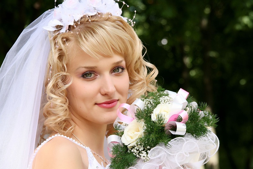 17 Best Wedding Hairstyles For Brides With Thinning Hair