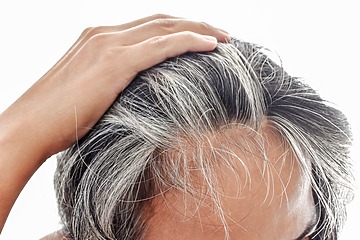 10 Expert Tips for Transitioning to Grey Hair With Highlights
