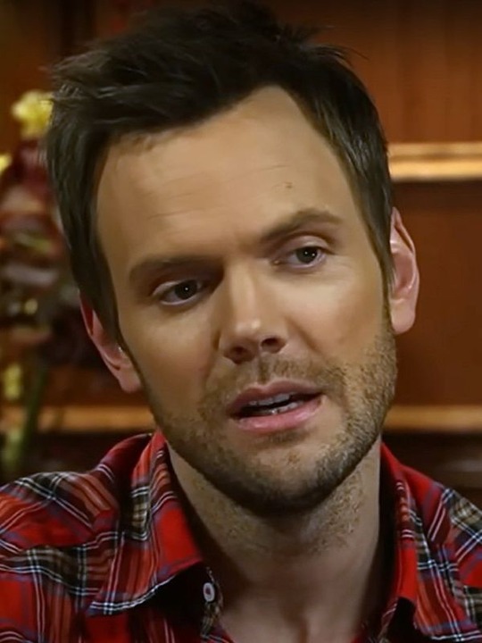 Joel McHale’s Hair Transplants: See His Transformation